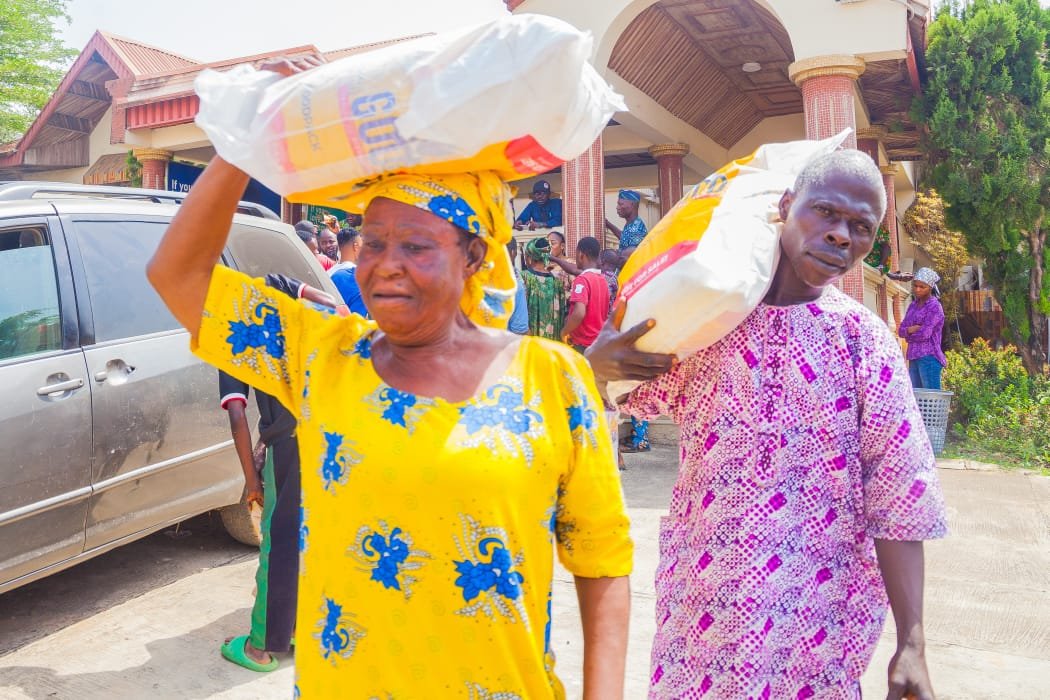 Senator Tokunbo Abiru Distributes Over 8 500 Food Packs